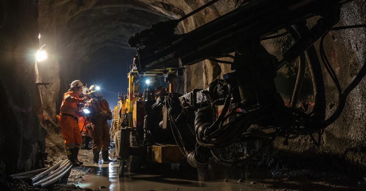 Block caving: How to select the best multi-lift extraction level for ...